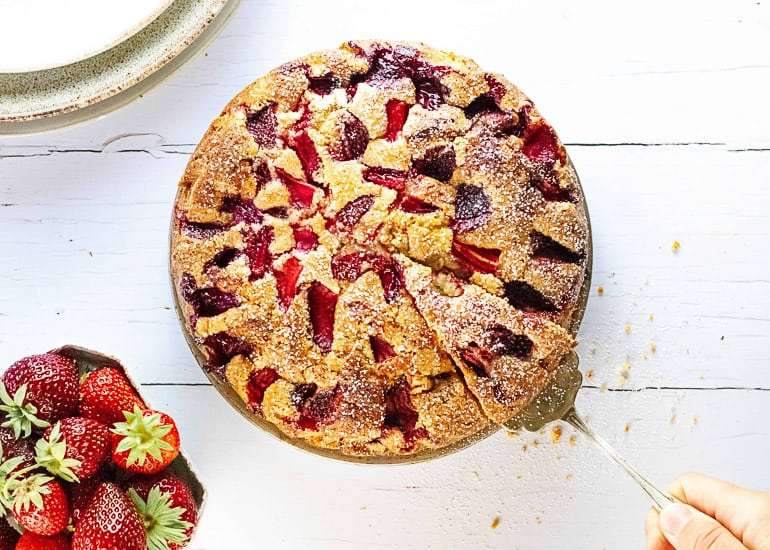 Strawberry Cake - Jena's Kitchen